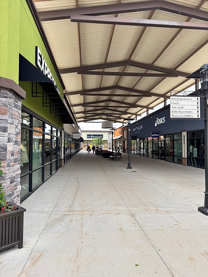 Wide, covered walkways mean Iowa's unpredictable weather won't rain on your shopping parade. Smart design for a state that experiences all four seasons in one day.