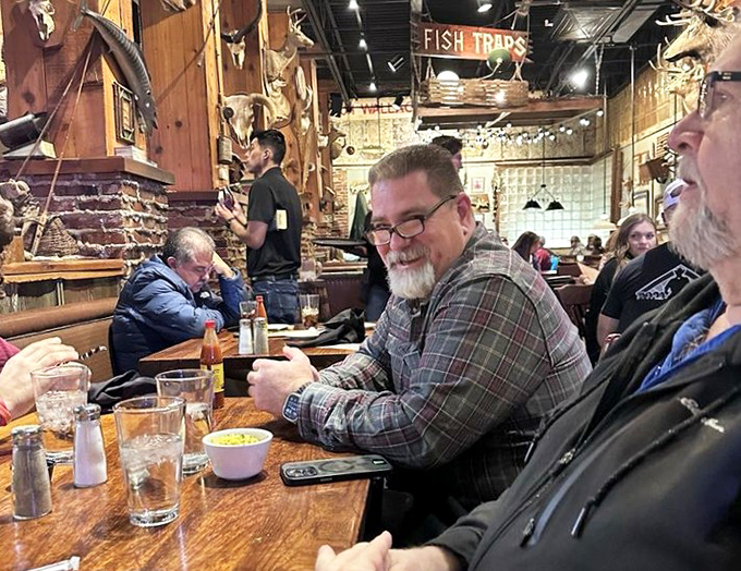 Even the diners seem to be part of the rustic decor. That "FISH TRAPS" sign above isn't just decoration&mdash;it's truth in advertising.