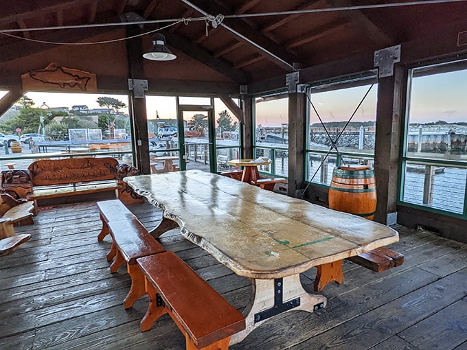 Rustic wooden tables with a waterfront view&mdash;because seafood this fresh deserves a proper backdrop. Maritime dining at its most authentic.