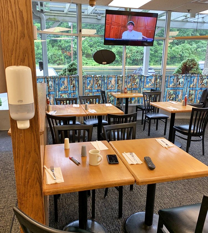 The dining area's unpretentious charm lets you focus on what really matters &ndash; the seafood symphony happening on your plate.