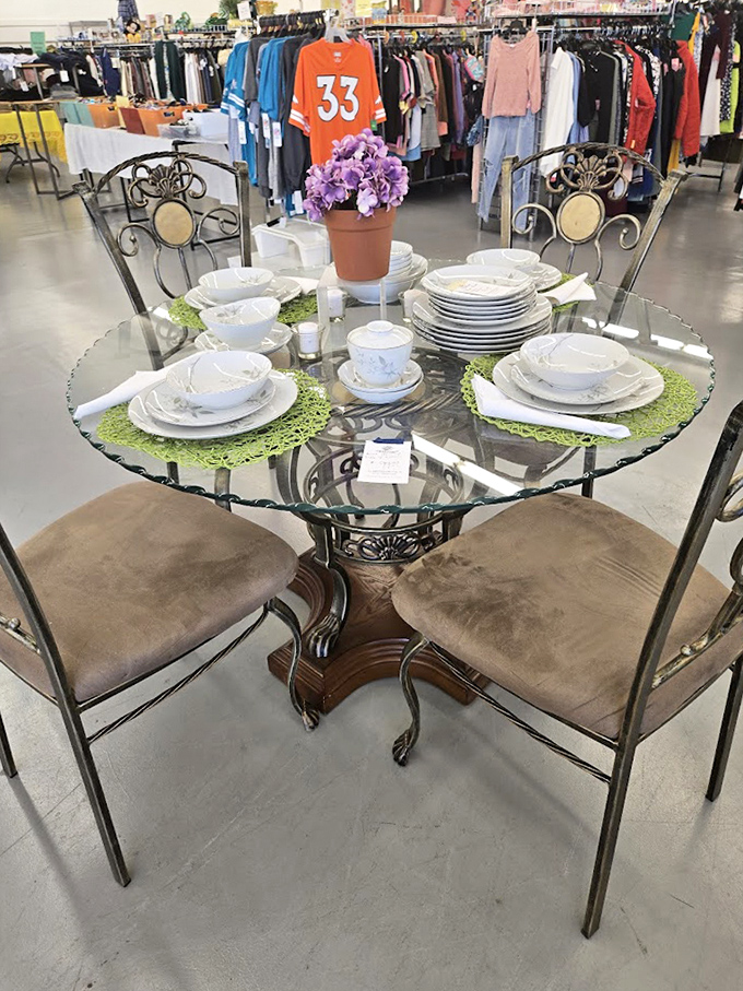 Elegant dining without the elegant price tag. This glass table setting proves you can host Thanksgiving without breaking the bank.