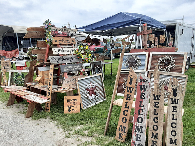 Rustic welcome signs and farmhouse d&eacute;cor that practically scream "Live, Laugh, Love" &ndash; the perfect finds for that empty wall space back home. 