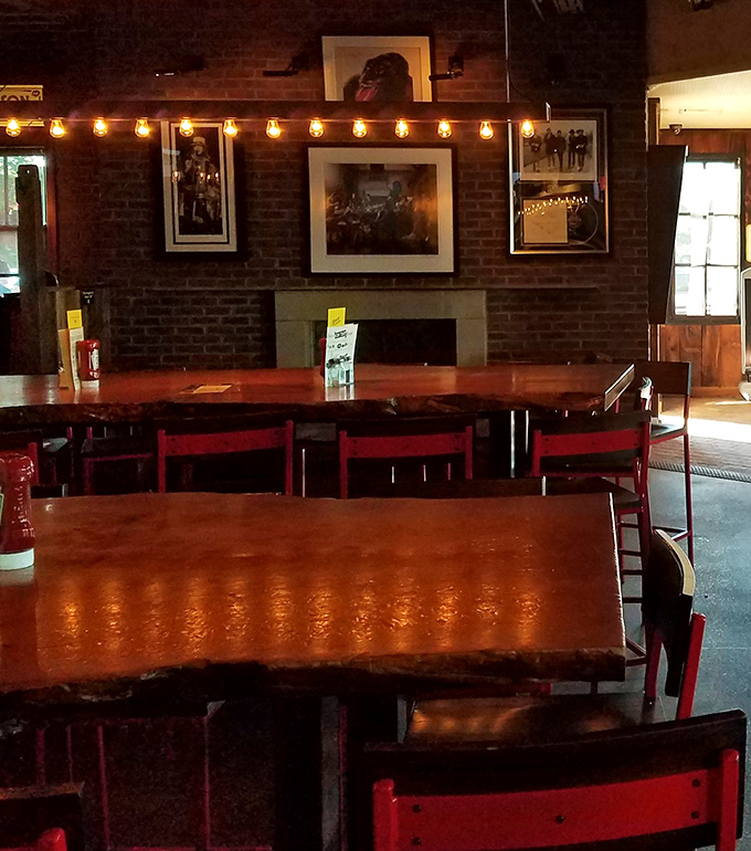 Exposed brick walls, string lights, and wooden tables create that rare atmosphere where both first dates and thirty-year friendships feel equally at home.