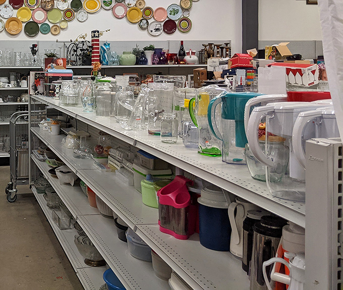 Kitchen treasure hunters, rejoice! From pristine pitchers to barely-used blenders, this aisle promises to fulfill your culinary dreams without emptying your wallet.