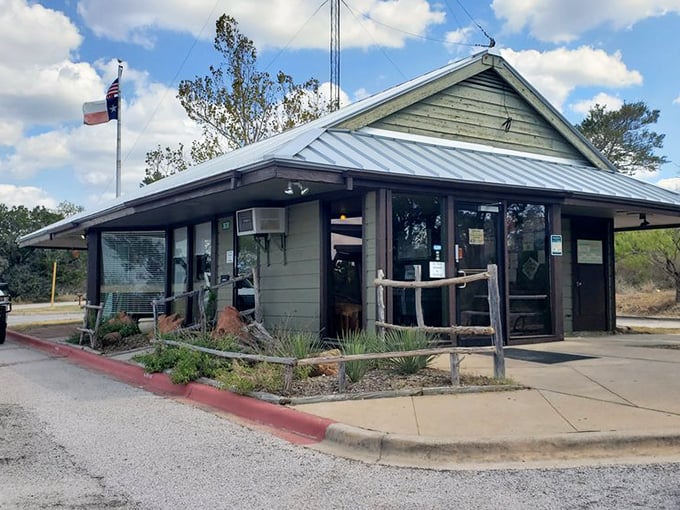 The visitor's center welcomes you like that friend who always has coffee ready and knows all the good stories.