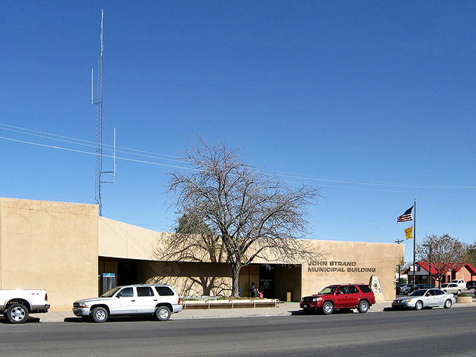 Classic southwestern architecture reflects the enduring appeal of this rockhound paradise near three mountain ranges.