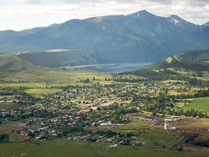 Mountain valleys don't get more picture-perfect than this, where every view deserves its own coffee table book.