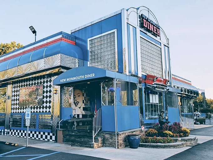 This futuristic diner design looks like it could blast off to serve breakfast on Mars tomorrow morning.