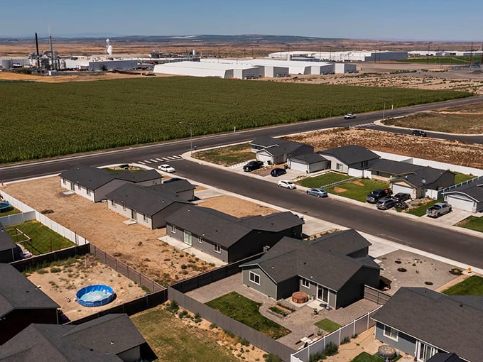 Othello's new housing development: where cookie-cutter dreams meet agricultural reality&mdash;backyard barbecues with views of cornfields and industrial tanks. Pure American poetry!