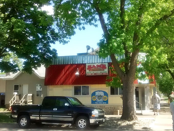 Sam's red-topped building stands out like a pizza beacon. This is where memories are made, one slice at a time.