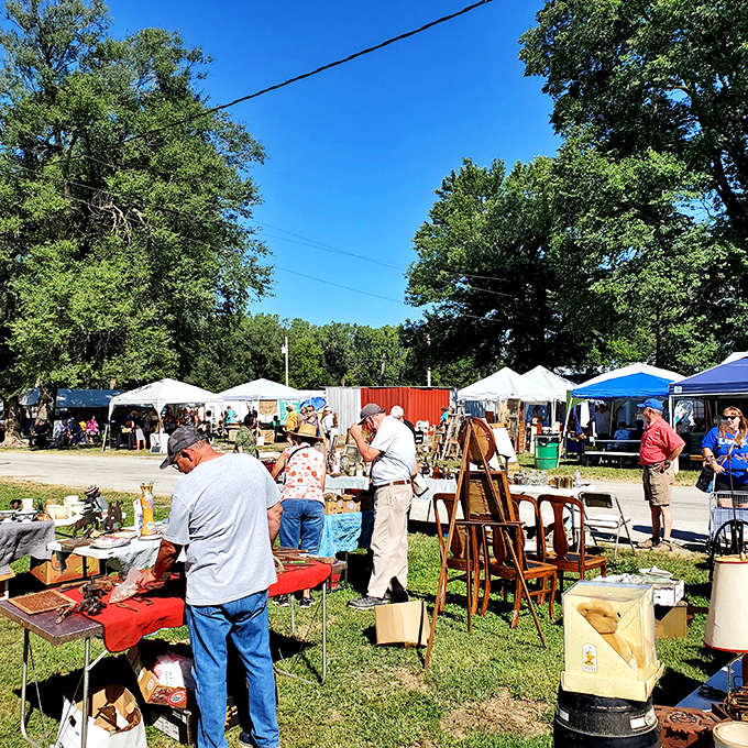 Nature provides the perfect backdrop for this outdoor market where browsing feels more like a pleasant country stroll than shopping.