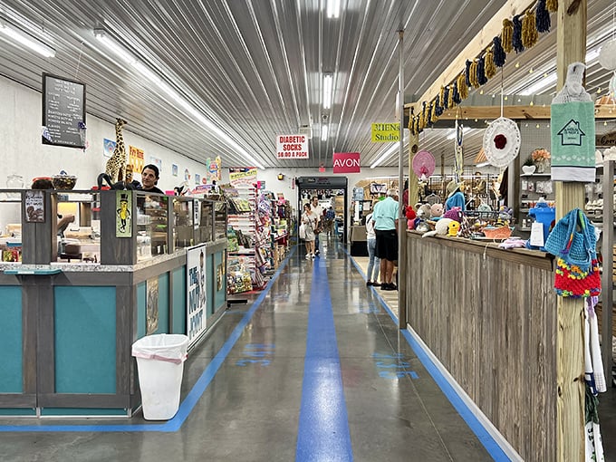 Under Walnut Creek's rustic charm, handmade quilts and fresh produce create an authentic Ohio experience.