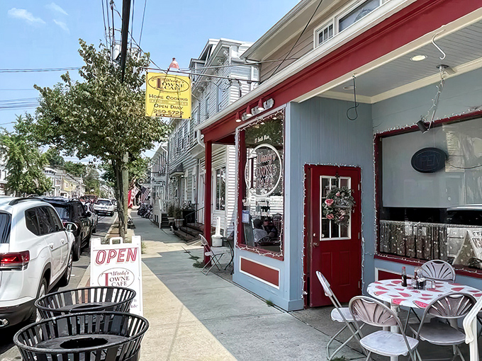 Red and white charm serves up nostalgia with a side of "why don't they make places like this anymore?"
