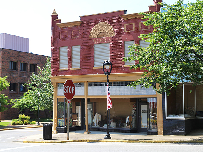 Downtown Glasgow mixes old-world charm with new-world savings in perfect Kentucky harmony. 