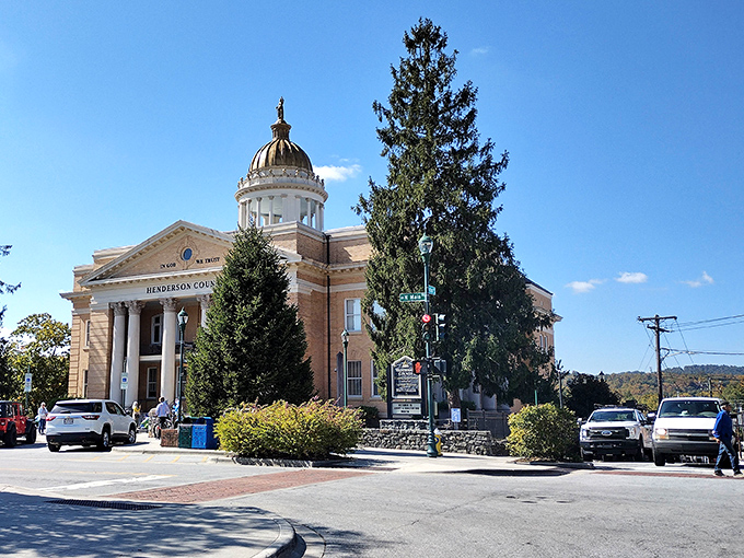 That courthouse dome has watched over countless stories unfold - imagine the tales these historic streets could tell!