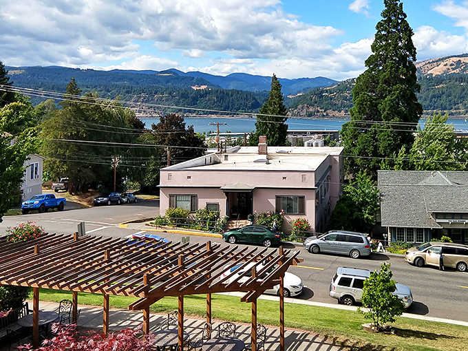 From Hood River's streets, you can see the transition from lush western Oregon to the golden hills of the east&mdash;two worlds meeting.