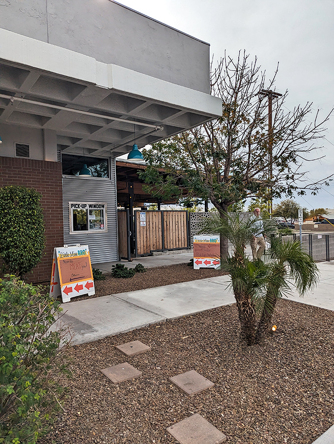 That sleek exterior houses old-school smoking techniques that would make any pitmaster proud and happy.