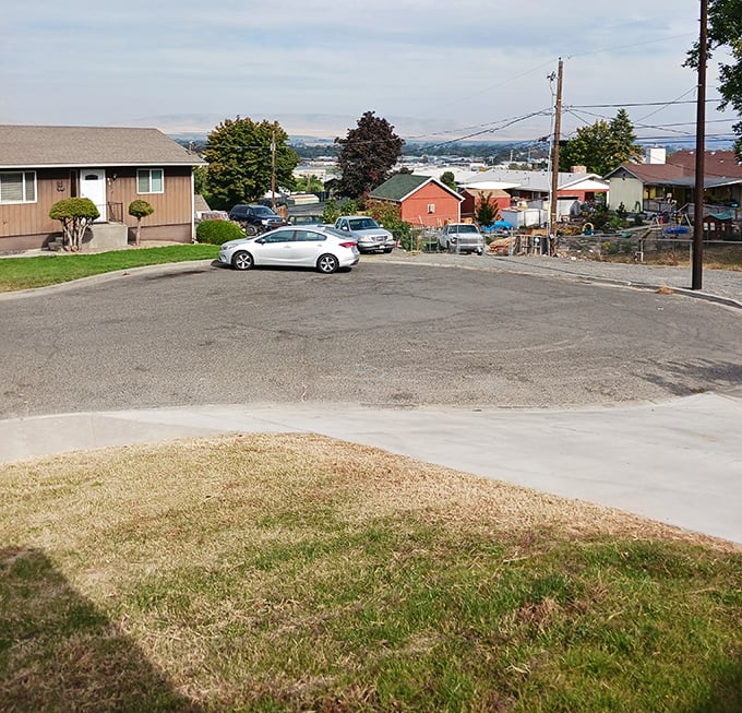 Cozy side walks and spacious road will make you enjoy your retirement in this peaceful balanced town. 