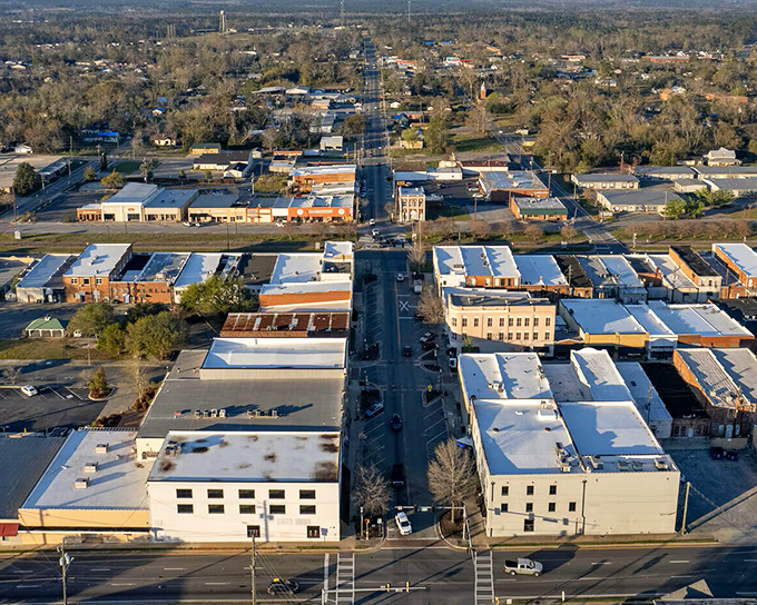 Sidewalk seating in Vidalia invites you to slow down, sip something refreshing, and watch the world amble by.
