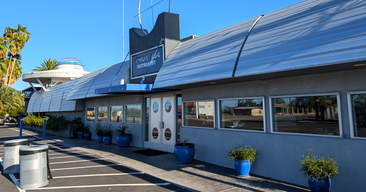 People Drive From All Over Arizona To Eat At This Alien-Themed Restaurant
