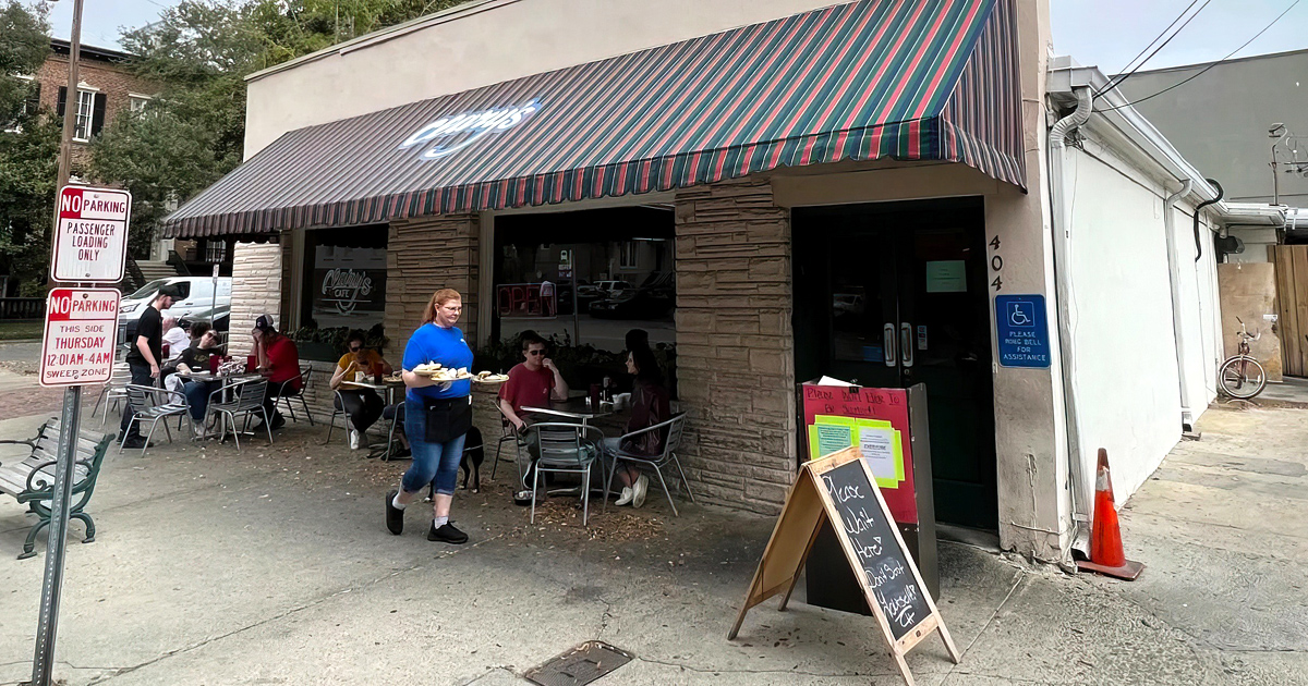 Cafe Risque Ga This Tiny Cafe In Georgia Serves Up The Best Biscuits And Gravy You’ll ...