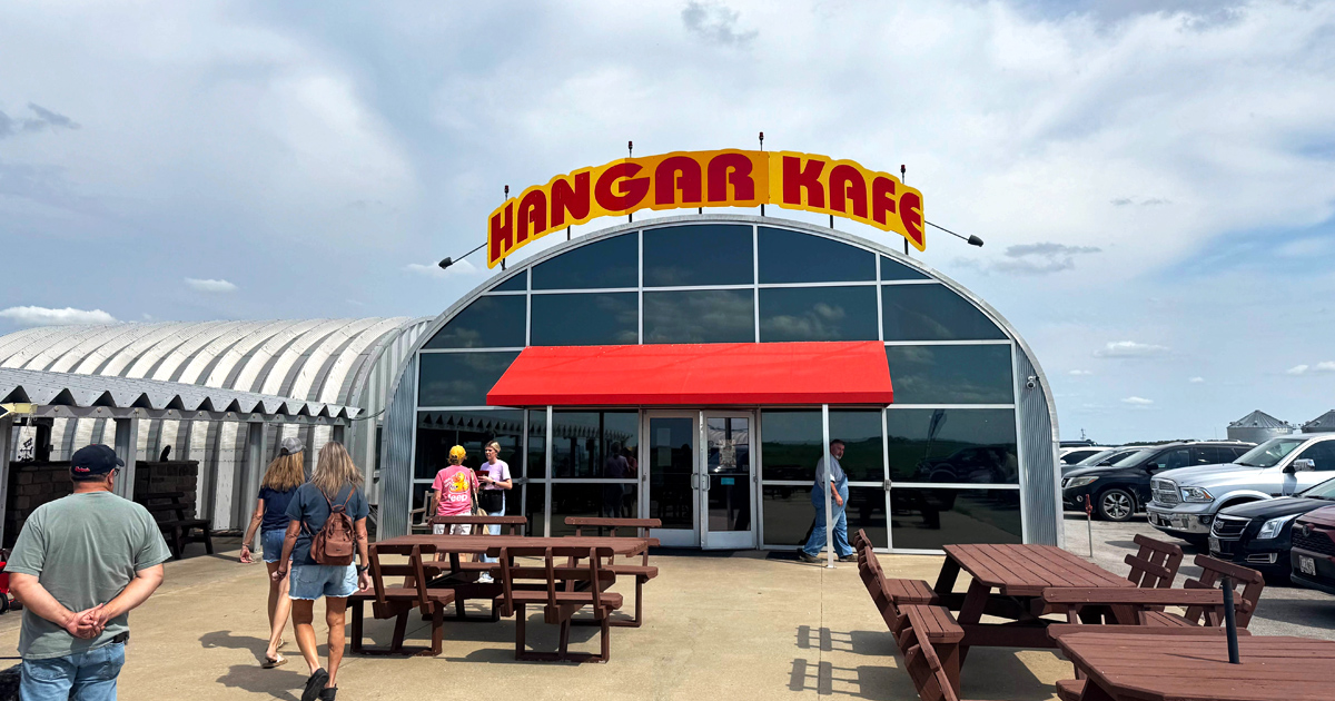 People Drive From All Over Missouri Just To Eat At This Aviation-Themed ...
