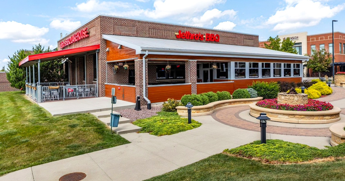 The Best Pulled Pork Sandwich In Iowa Is Hiding Inside This Unfussy BBQ ...