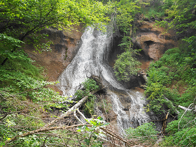 Nature's wild artistry on full display &ndash; Fort Falls carves its own path through Nebraska's sandstone canvas, untamed and gloriously free.