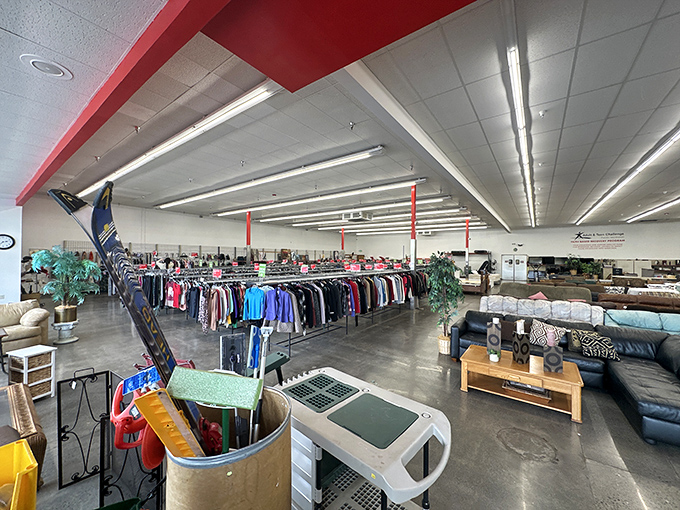 That red and tan exterior practically shouts "treasure hunting headquarters" &ndash; your bargain-seeking adventure starts here.