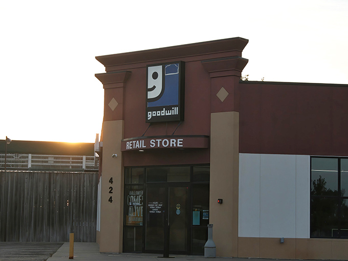 The iconic smiling "g" logo welcomes bargain hunters to this Aberdeen treasure trove. Like a beacon for thrift enthusiasts, it promises adventures in secondhand shopping.