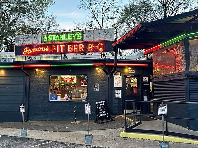 The unassuming exterior hides culinary treasures within, like finding a diamond mine disguised as a garden shed. Don't judge this BBQ book by its cover.