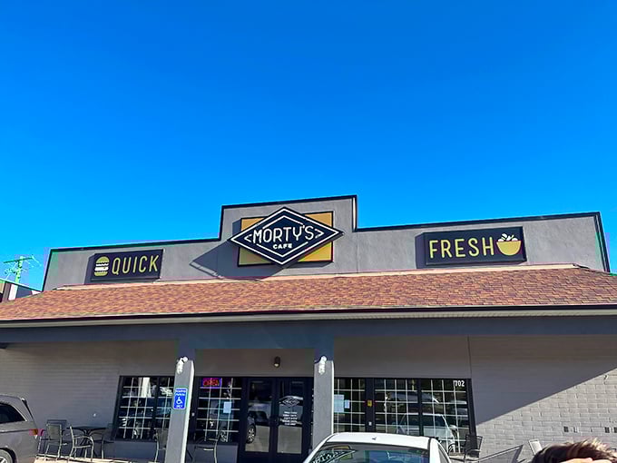 That diamond-shaped sign promises quick and fresh, and spoiler alert: they're not just making empty promises here.