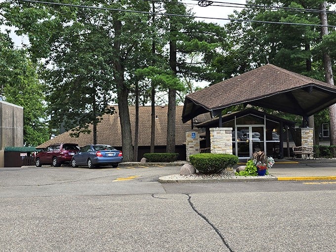 From another angle, the stone pillars and pitched roof of Silvercryst blend perfectly with the surrounding pines.