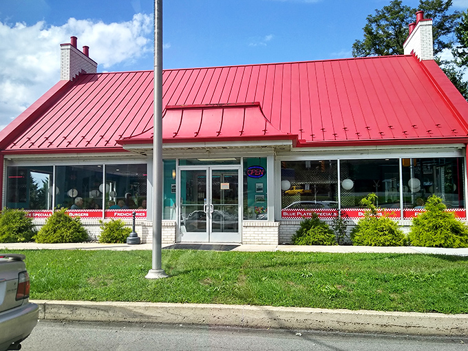 That red roof isn't just for show&mdash;it's like a beacon calling hungry travelers to this roadside oasis of classic American cuisine.