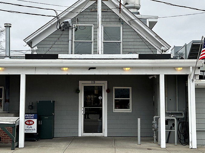 No fancy facade needed when you've mastered the art of seafood perfection. This humble entrance has welcomed generations of clam enthusiasts through its doors.