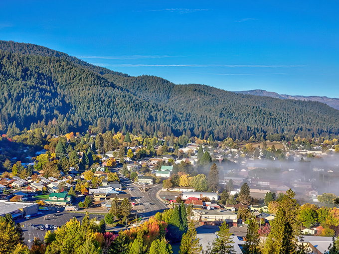 Quincy's valley setting is like a painter's dream come true &ndash; a patchwork of autumn colors nestled between pine-covered mountains that seem to hug the town protectively.