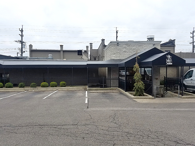 The unassuming exterior of Price Hill Chili stands like a culinary lighthouse for Cincinnati locals seeking comfort food nirvana.