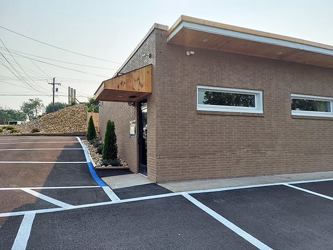 The unassuming brick exterior might not scream "food paradise," but that red siding is your beacon to poultry perfection in Uniontown.
