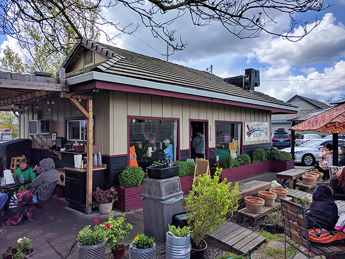 The unassuming exterior of Jaspers Caf&eacute; stands like a beacon for burger pilgrims, promising delicious treasures within its humble walls.