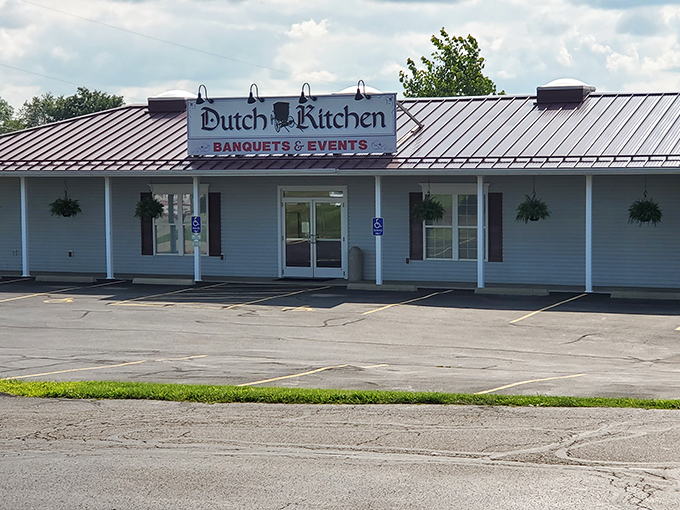 With its burgundy roof and hanging plants, Dutch Kitchen stands as a beacon of comfort food in Amish Country. No neon needed when your fried chicken has its own gravitational pull.