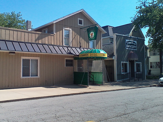 The unassuming exterior of Schooners might not scream "culinary destination," but as any food detective knows, the best treasures often hide in plain sight.