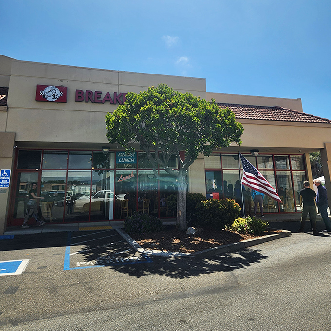 The unassuming exterior of The Breakfast Club proves once again that the best culinary treasures often hide in plain sight, like breakfast speakeasies waiting to be discovered.