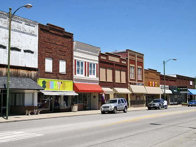 Main Street Flora offers that perfect small-town tableau &ndash; historic brick buildings standing shoulder to shoulder like old friends catching up on gossip.