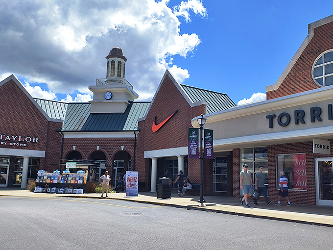 The colonial-inspired architecture of Williamsburg Premium Outlets creates a shopping experience that's as aesthetically pleasing as it is wallet-friendly. Bargain hunting with style!