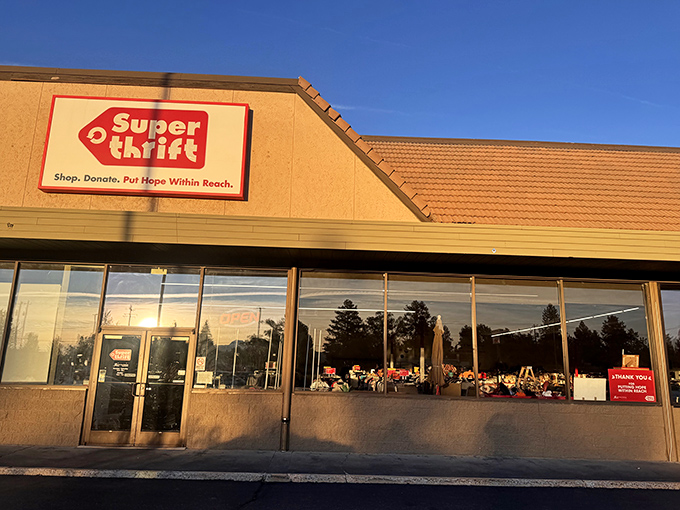 That red and tan exterior practically shouts "treasure hunting headquarters" &ndash; your bargain-seeking adventure starts here.