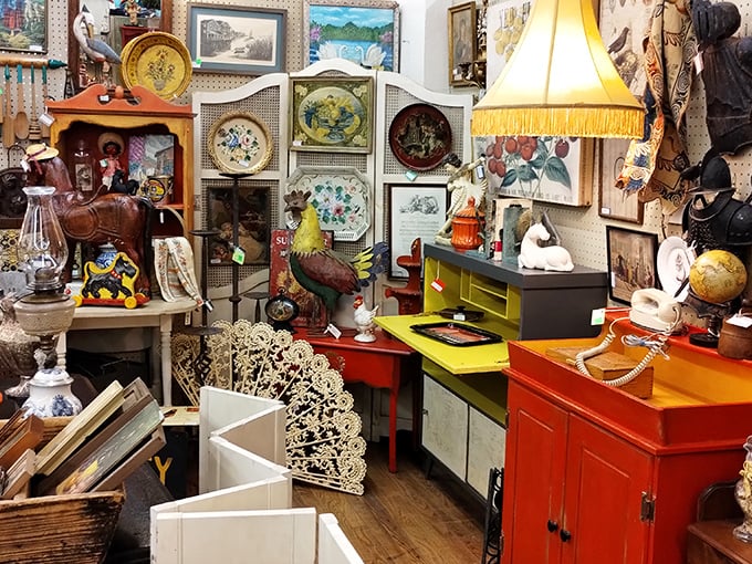 Color explosion! This booth feels like the inside of a kaleidoscope where mid-century meets whimsy with that lamp stealing the show.