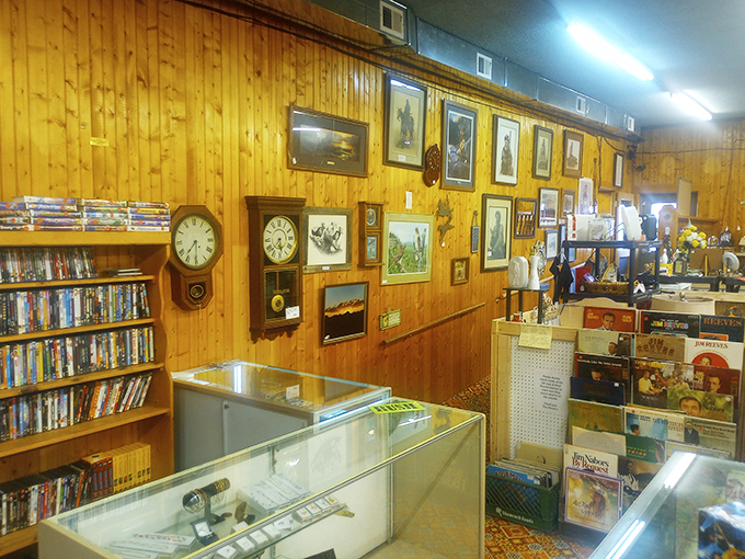 Wood-paneled walls lined with vintage clocks and display cases create that perfect treasure-hunting atmosphere. Every corner promises a new discovery.