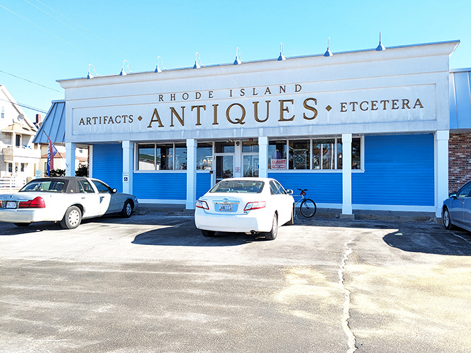 The unassuming blue and white fa&ccedil;ade gives no hint of the time-traveling adventure waiting inside. Like a TARDIS for treasure hunters!
