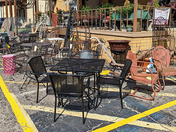 The unassuming exterior of Palmetto Peddlers hides a universe of treasures within, like a TARDIS for vintage enthusiasts.