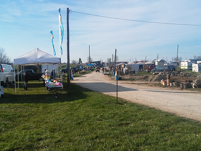 The entrance to treasure-hunting paradise! Rutledge's dirt paths and white tents beckon bargain-seekers like a siren song for the frugally adventurous.